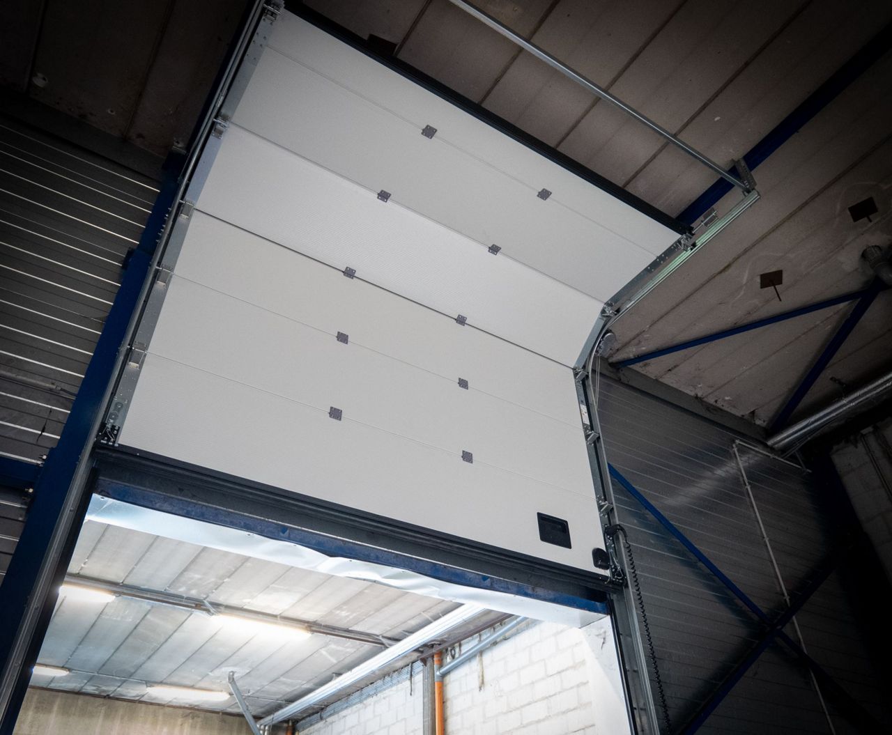 Successful installation of Dynaco I-14P doors at Van Biesen - Everaert thanks to our partner ...